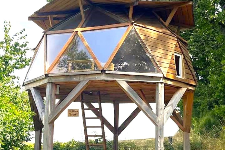 Dôme Perché Au Bord Du Lac - Auvergne