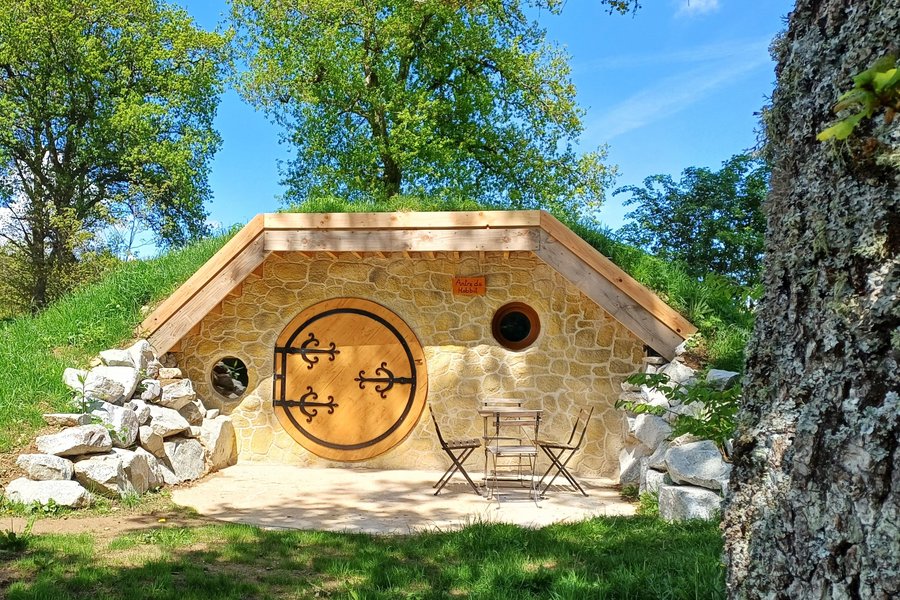 Antre Du Hobbit Au Bord D'un Lac - Auvergne