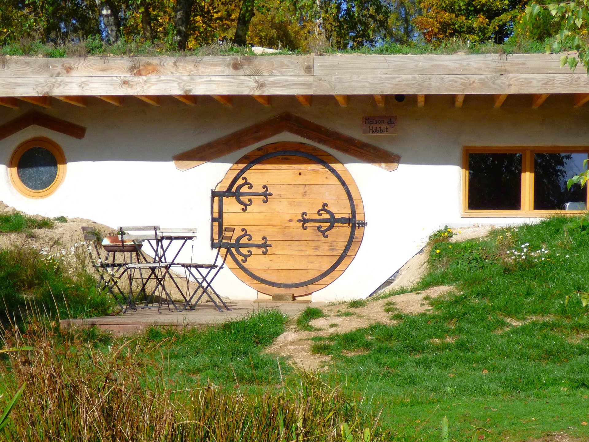 Maison Du Hobbit Au Bord D'un Lac - Auvergne