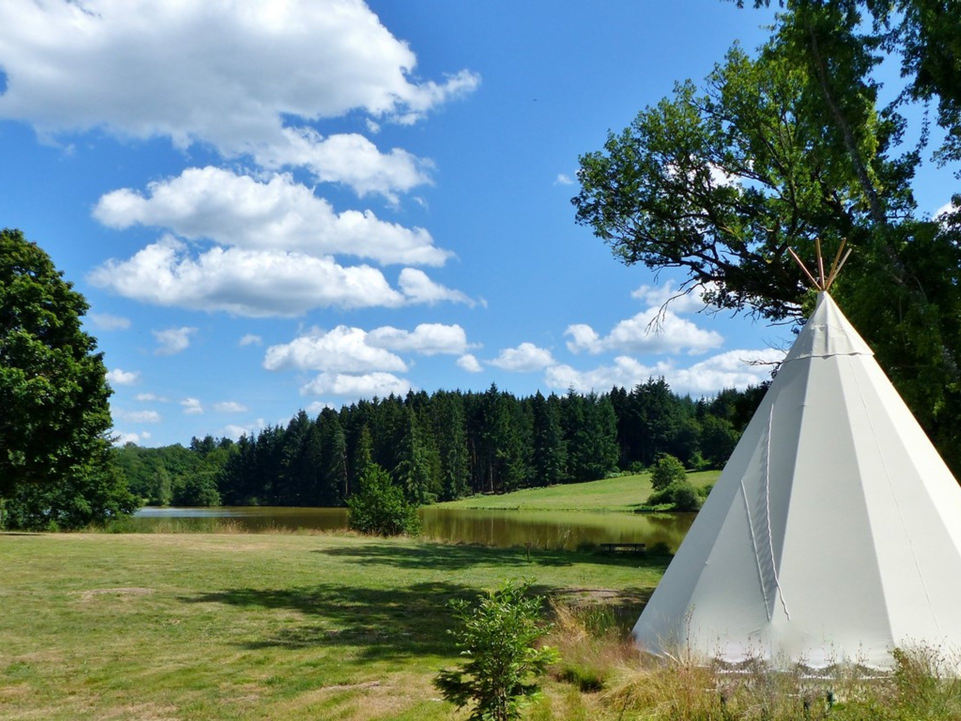Tipi Au Bord D'un Lac - Auvergne